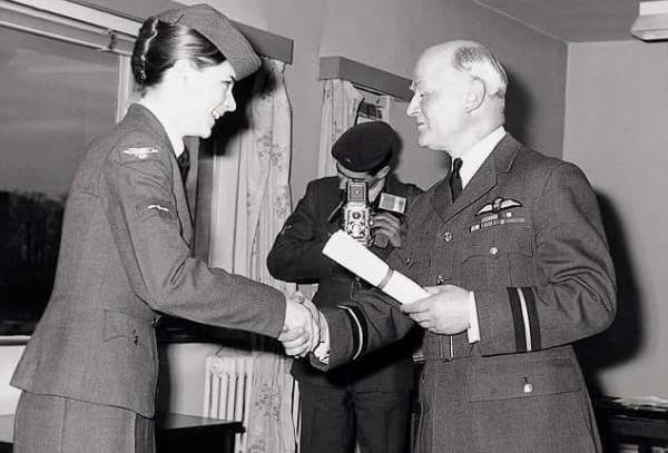 LACW Pam Ayres receiving certificate from Air Commodore – RAF ...